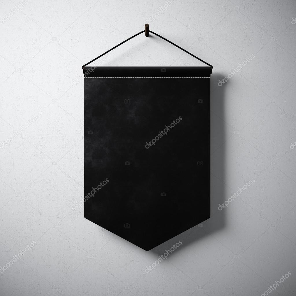 Un banderín negro vacío colgando de una pared de hormigón. Listo para ...
