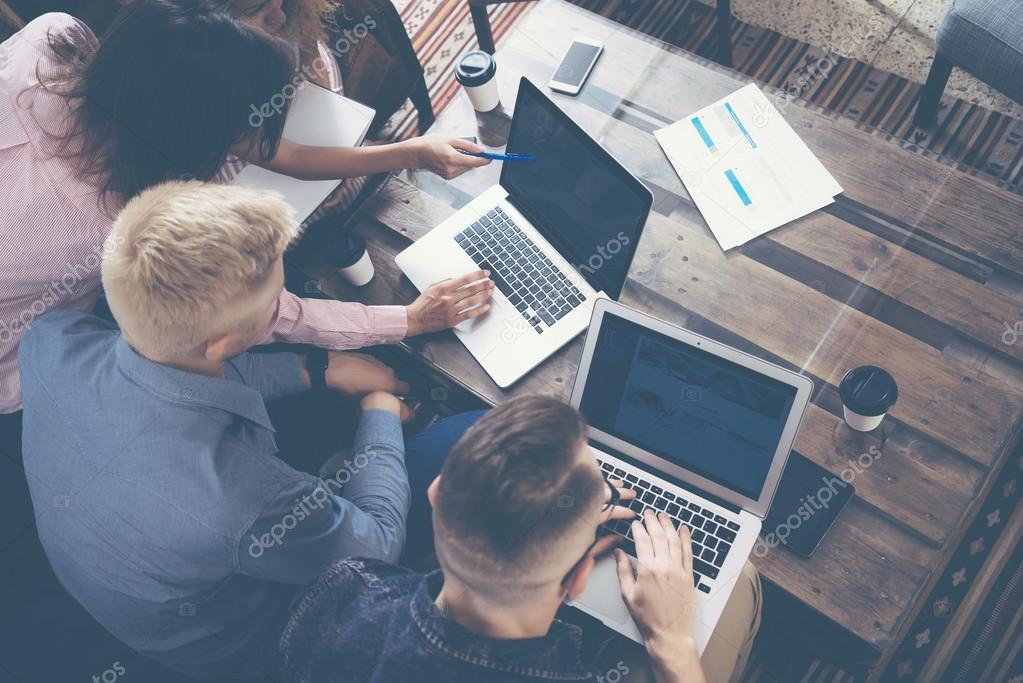 Discusión de personas Trabajo corporativo 2024