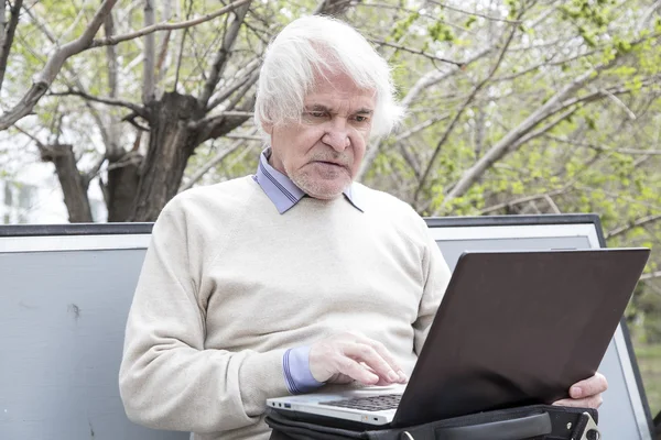 Äldre man med laptop Stock Photos, Royalty Free Äldre man med laptop ...
