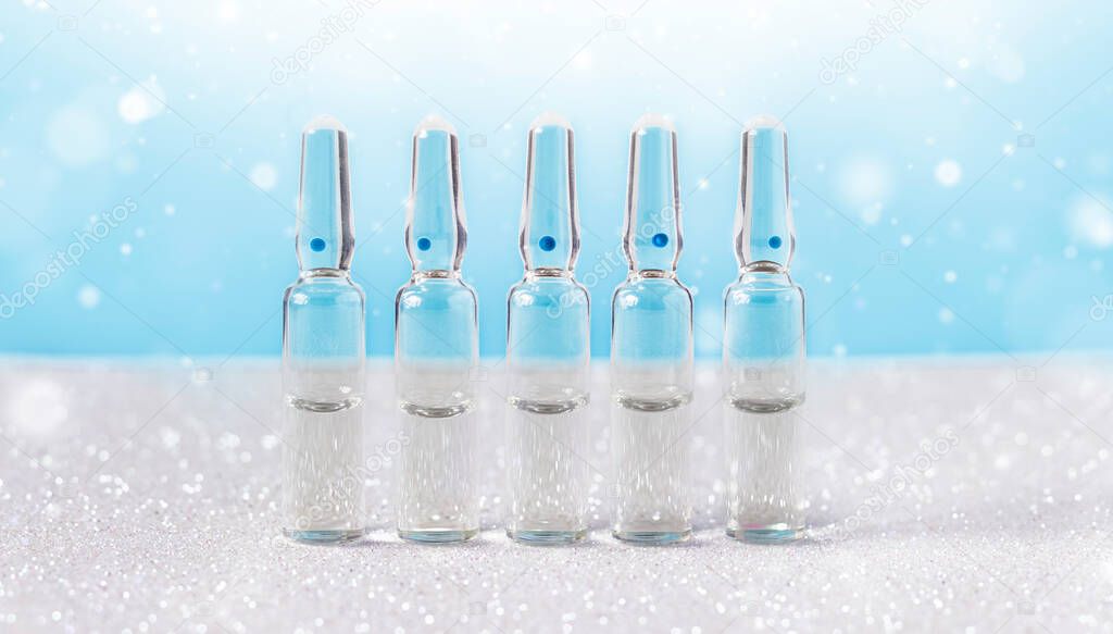 Ampollas médicas inyectables sobre fondo blanco. Ampollas de vidrio con ...