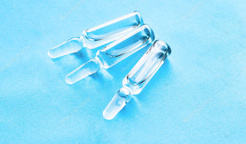 Ampollas médicas inyectables sobre fondo azul. Ampollas de vidrio ...
