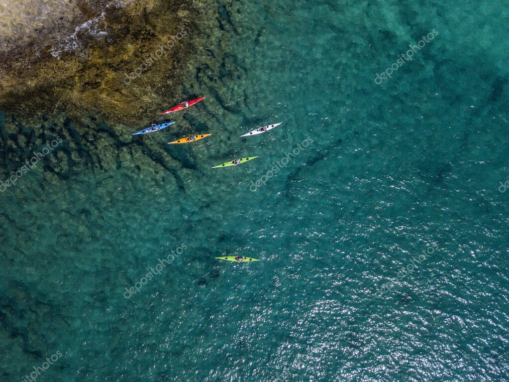 Vista aérea de las canoas que navegan cerca de las escarpadas costas y ...