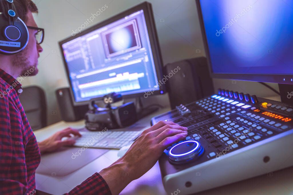 Sala de edici n, grabaci n y corte de v deo con monitores y mesa de mezclas de sonido 2024