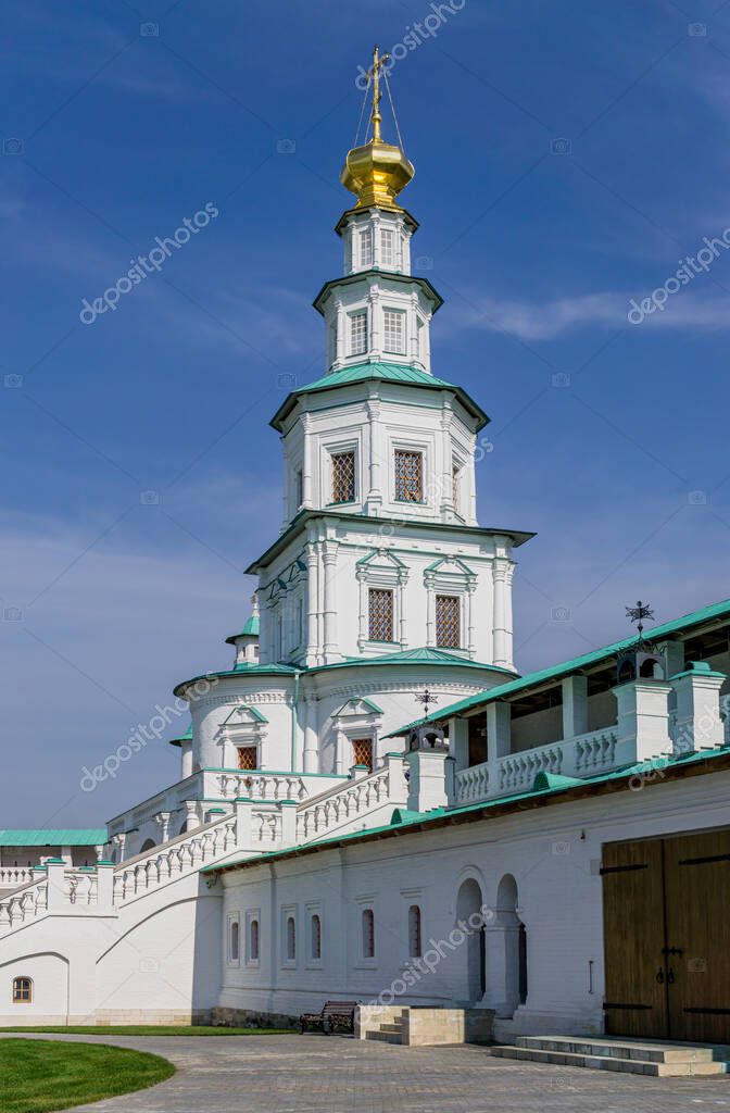 ISTRA, RUSIA - 12 DE SEPTIEMBRE DE 2017: Iglesia de varios niveles ...