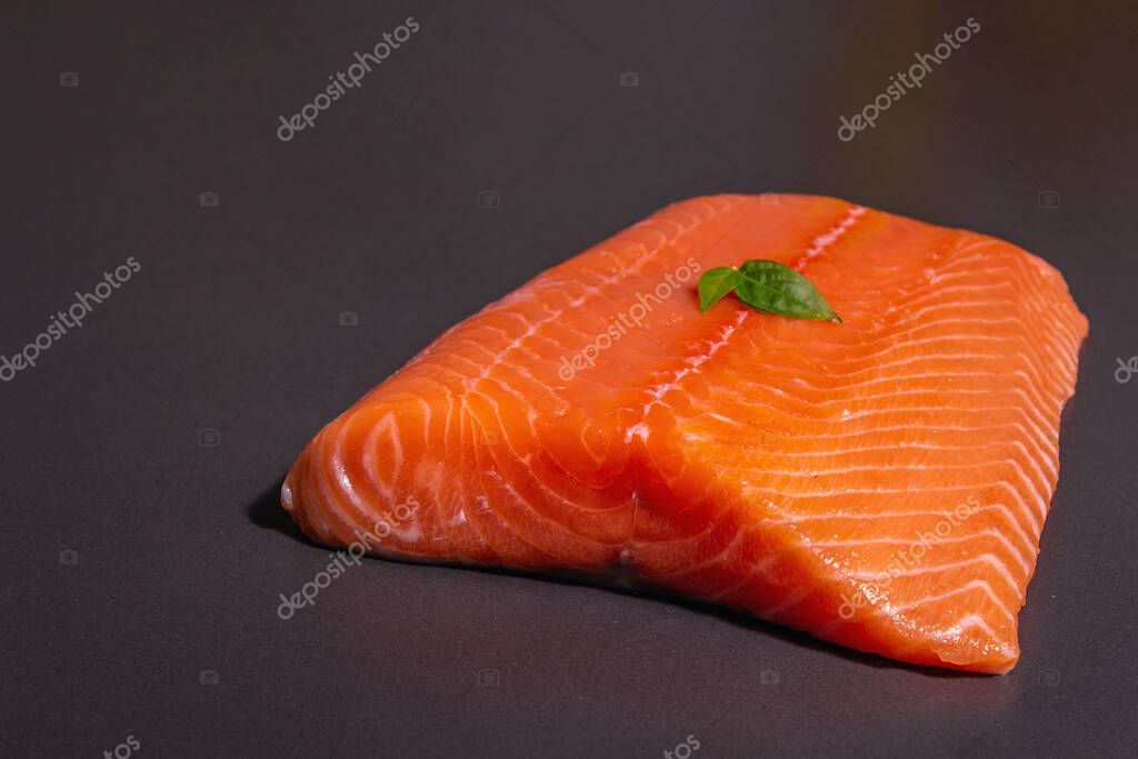 Filete fresco de salmón crudo o pescado de mar de trucha sobre fondo de ...