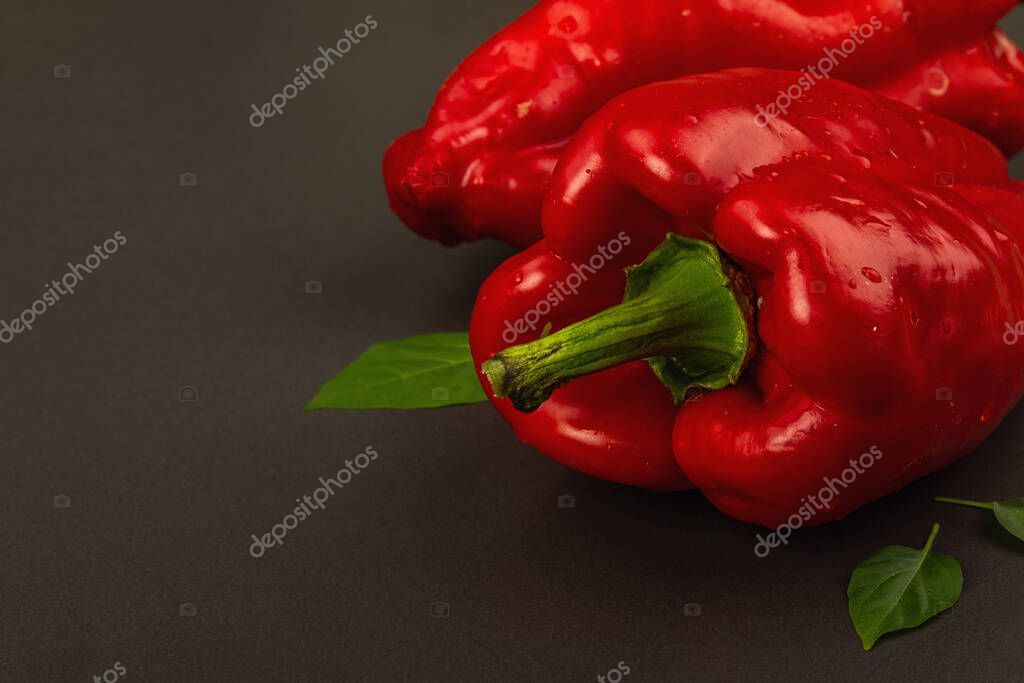 Pimiento rojo gigante aislado sobre fondo de piedra negra. Vegetales ...