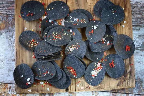 Zwarte chips Stock Photos, Royalty Free Zwarte chips Images | Depositphotos