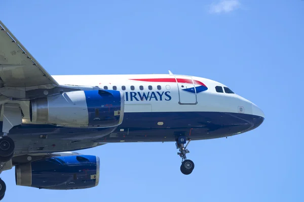 PISA, ITALY - AUGUST 25, 2015: British Airways Airbus A320 passe ...