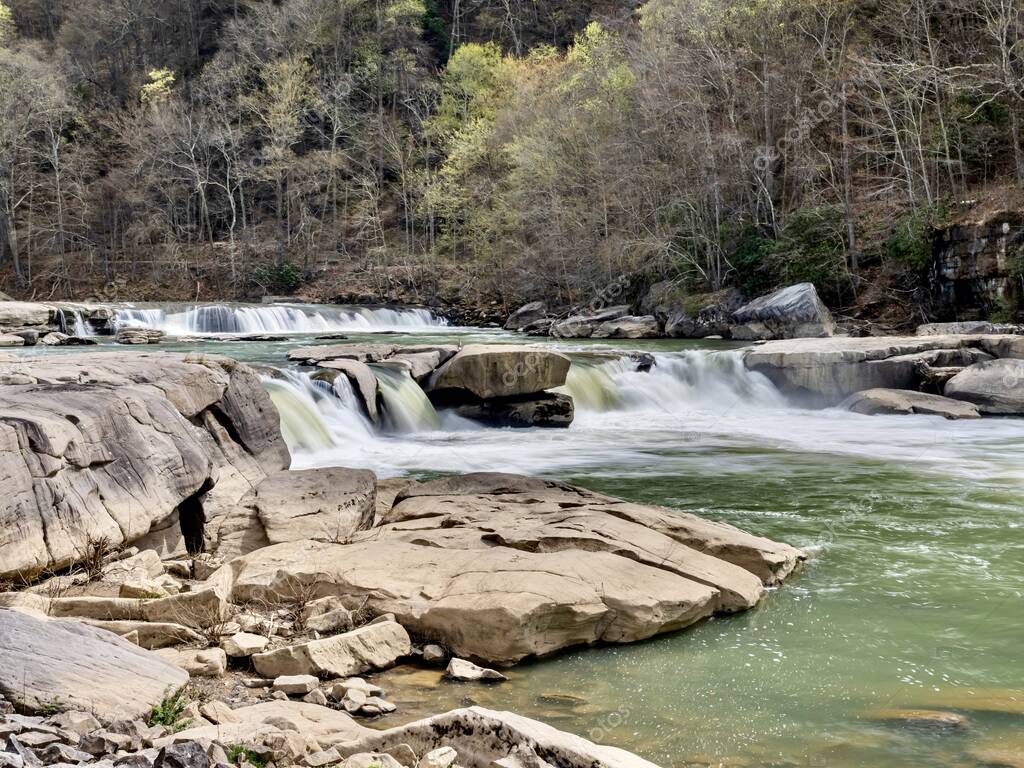 Valley Falls State Park cerca de Fairmont West Virginia en la primavera ...