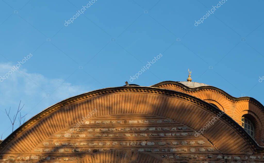 Vista de ángulo bajo de la azotea de la mezquita Kalender, un ejemplo ...