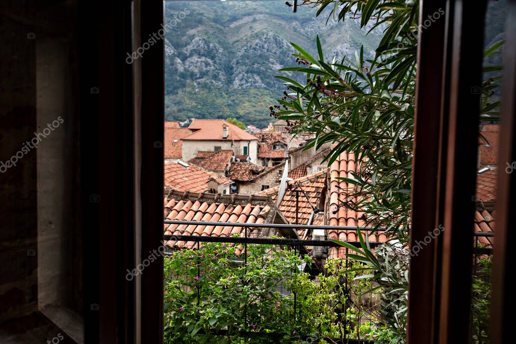 Vista aérea de los tejados de Kotor. tejados de tejas de la ciudad ...