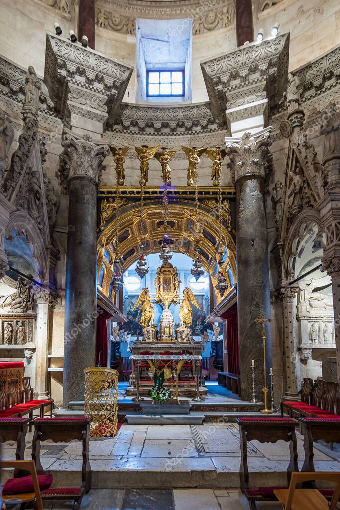 El interior de la antigua Catedral de San Domnio en la sección del ...