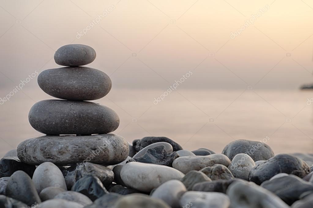 La pila de las piedras redondas llanas a la orilla del mar 2023