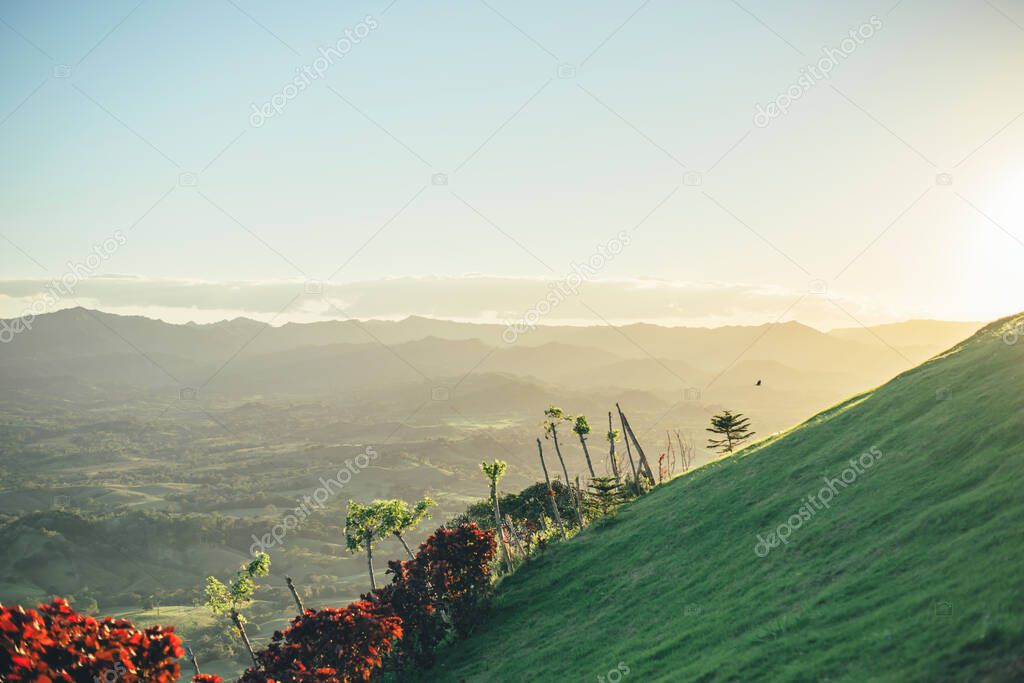 Puesta de sol con nubes en la montaña Montana Redonda en la ciudad de ...