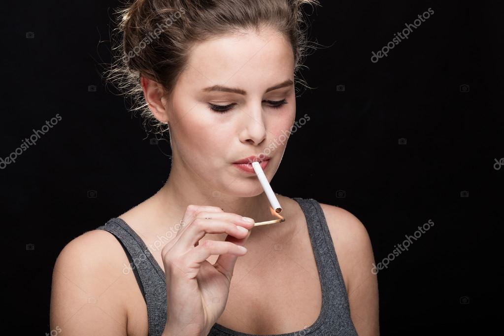 Жінка курить концепцію на чорному — Стокове фото © brasoveanub #98907778