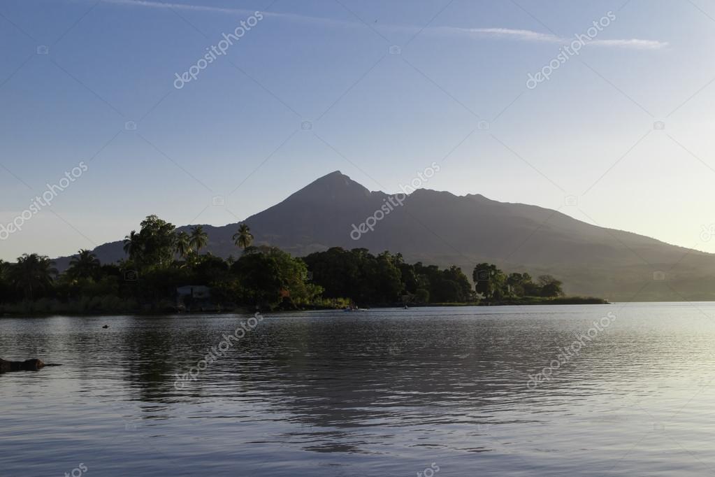 Vista del volcán Mombacho en Nicaragua 2024
