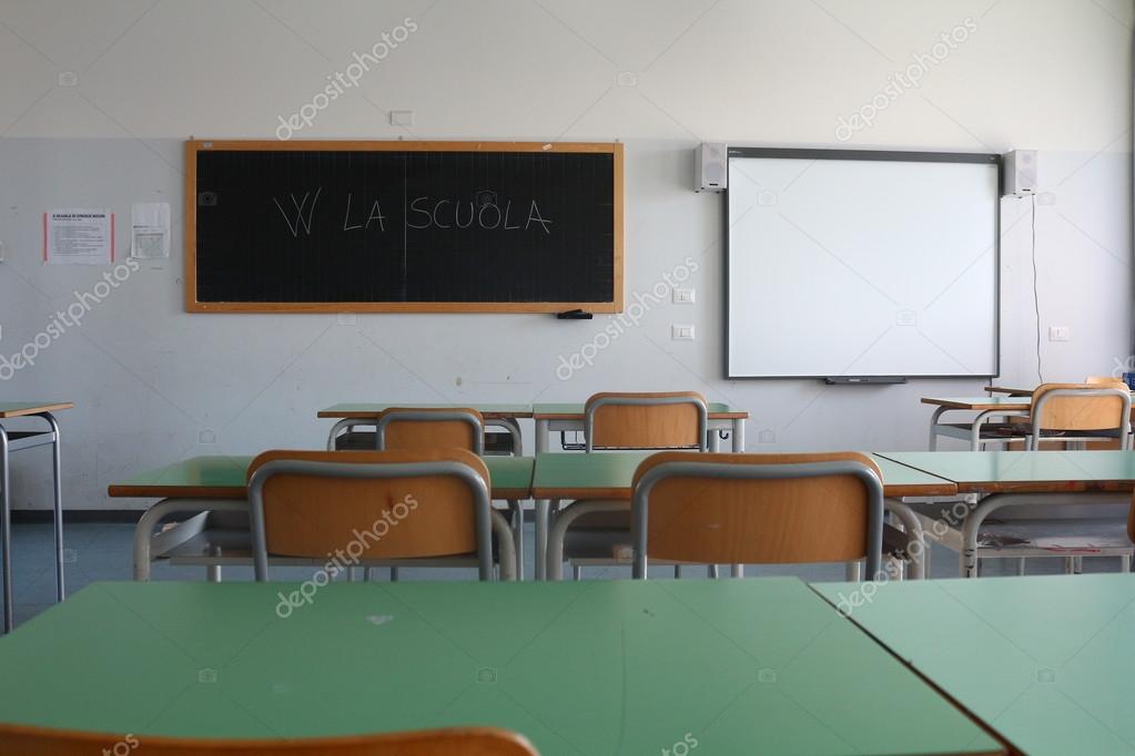 Original photo italian classroom #74689219 - Larastock
