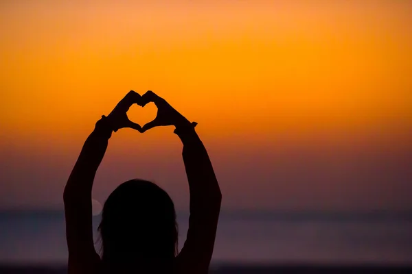 Heart sunset picture | Silhouette hand in heart shape with sunset in ...