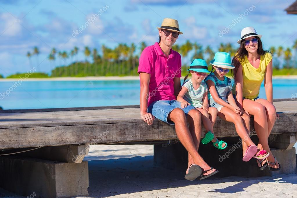 Hermosa familia en vacaciones de verano — Foto de stock #73281485 © d ...