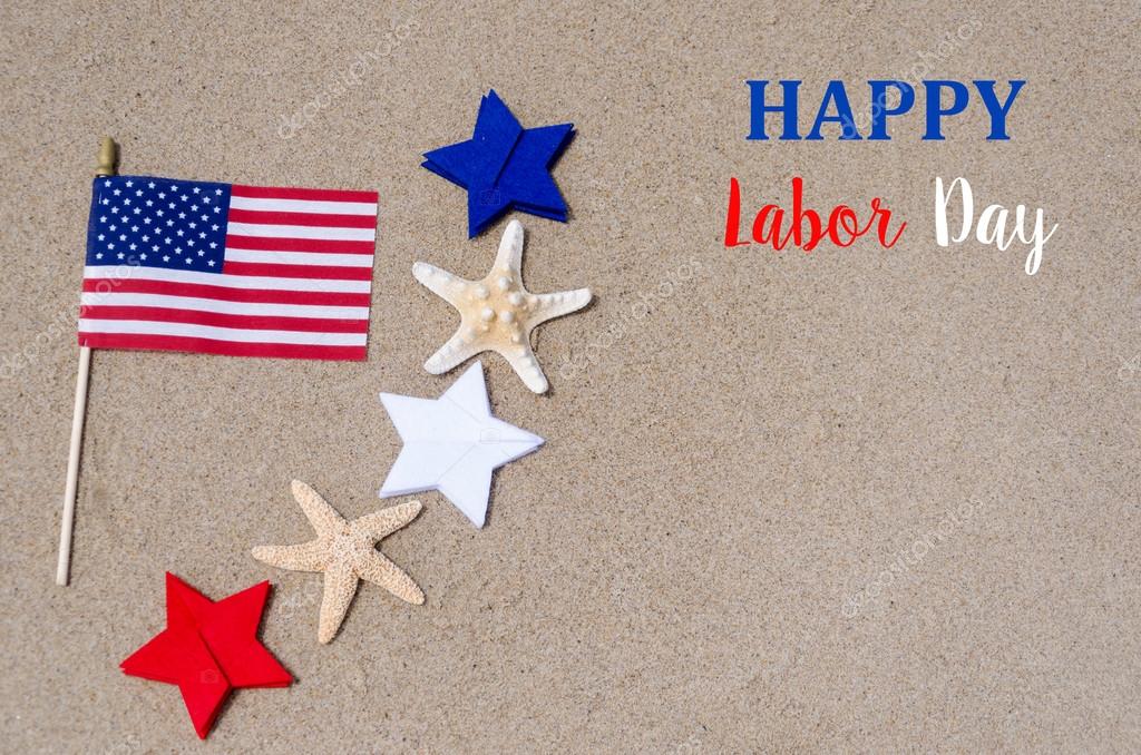 Día del Trabajo con bandera y estrellas de mar en la playa de arena 2024