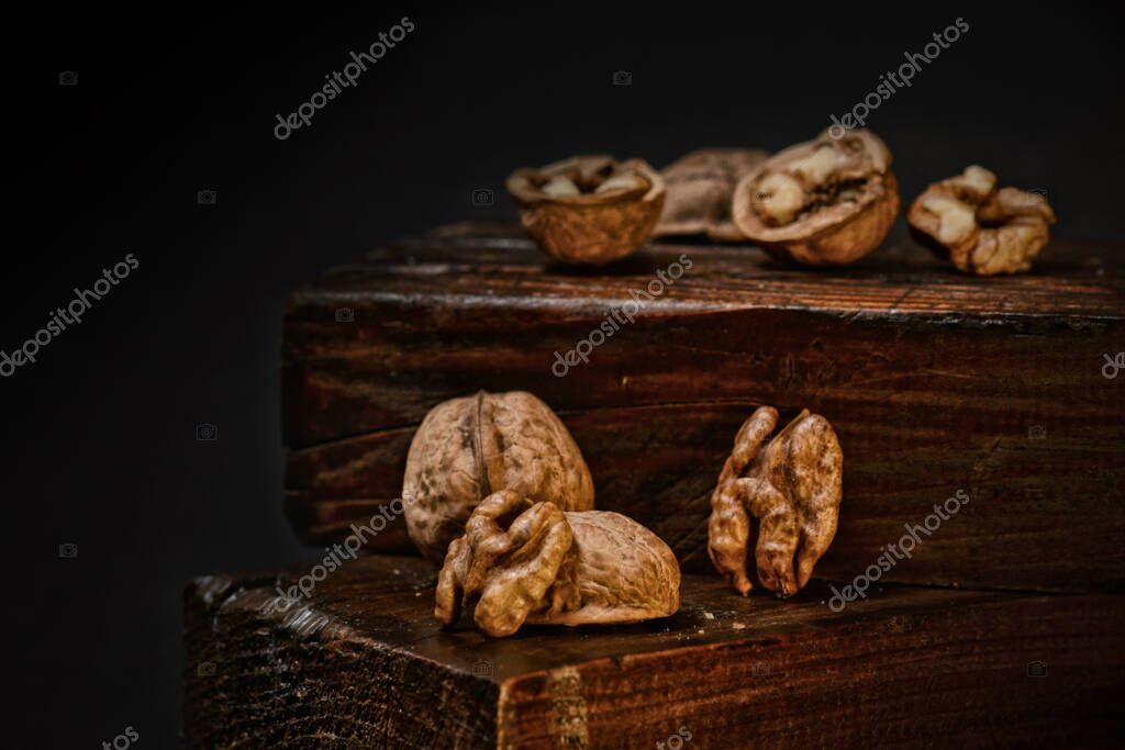 tuercas sobre un fondo oscuro en diferentes estados, un todo, tuerca ...