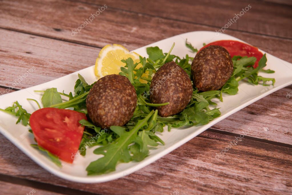 Pan tradicional de kebbe y pita en plato redondo grande en restaurante ...