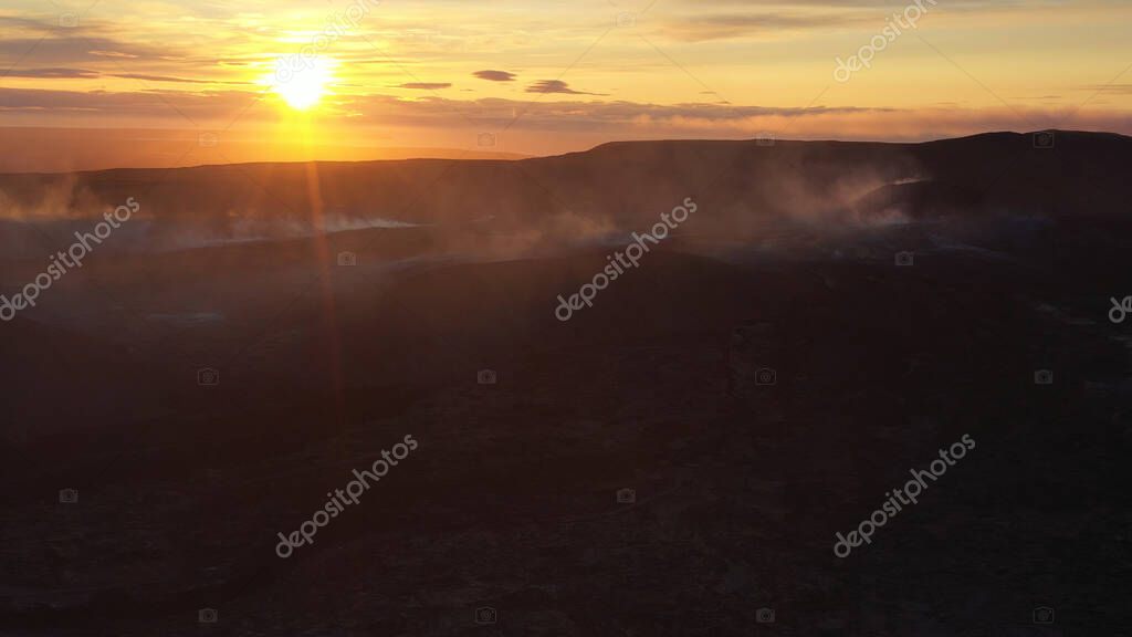 Vista aérea sobre el volcán Smokey Dormant al atardecer, Mount ...