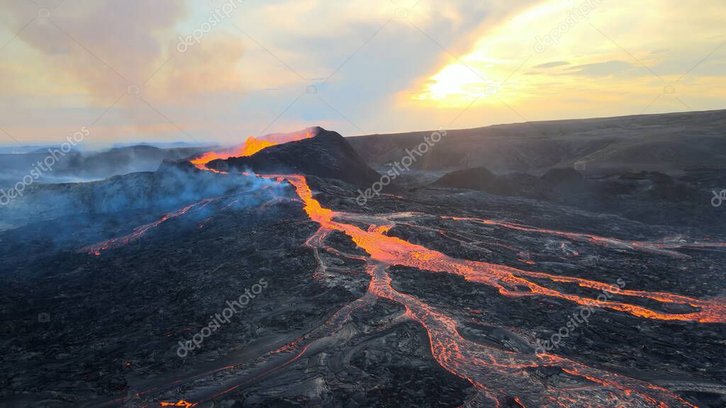 Vista aérea sobre la erupción volcánica, Mount Fagradalsfjall4K drone ...