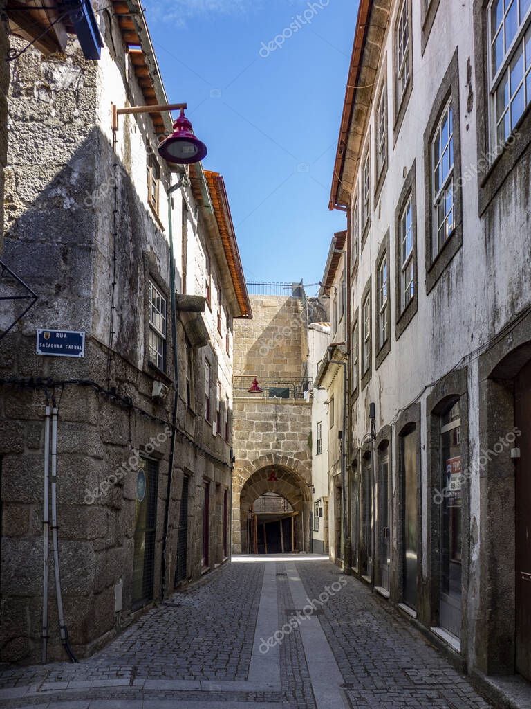 Guarda, Portugal; agosto 2020: Vista de una de las antiguas puertas de ...
