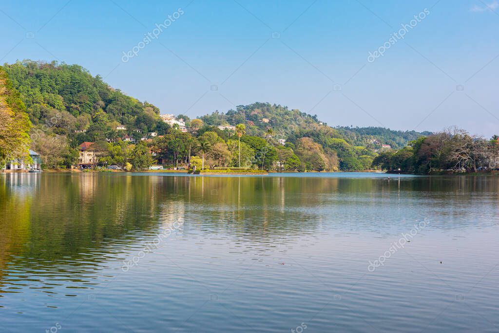 El lago Kandy es un cuerpo artificial de agua en el corazón de la ...
