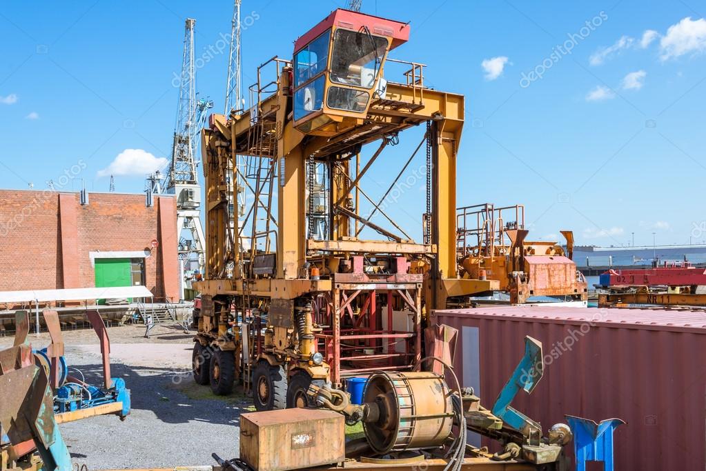 Straddle Carrier for use in Port Terminals, for stacking and moving ...