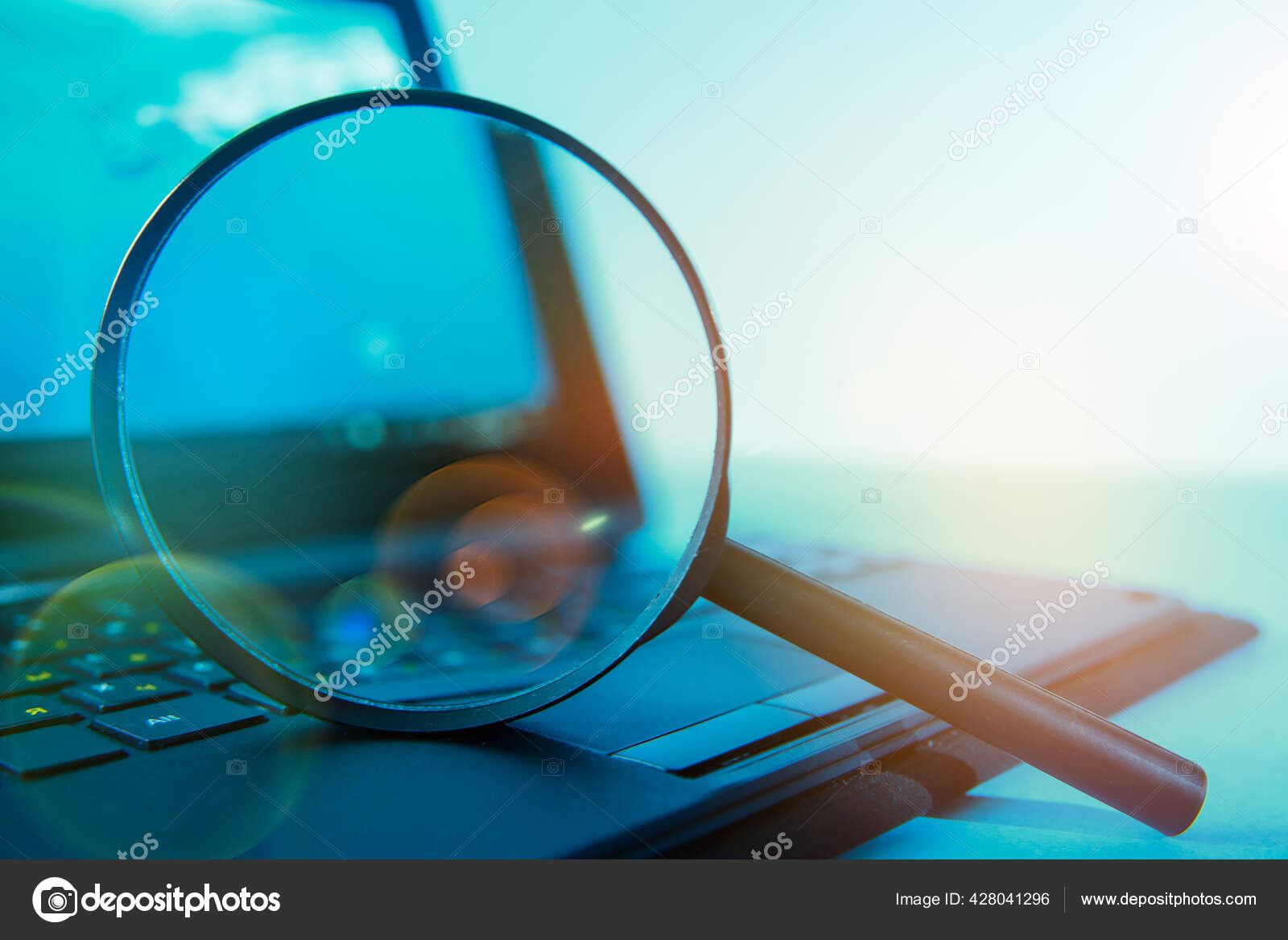 Computador Portátil Com Lupa Conceito Pesquisa — Foto © Superzoom2 ...