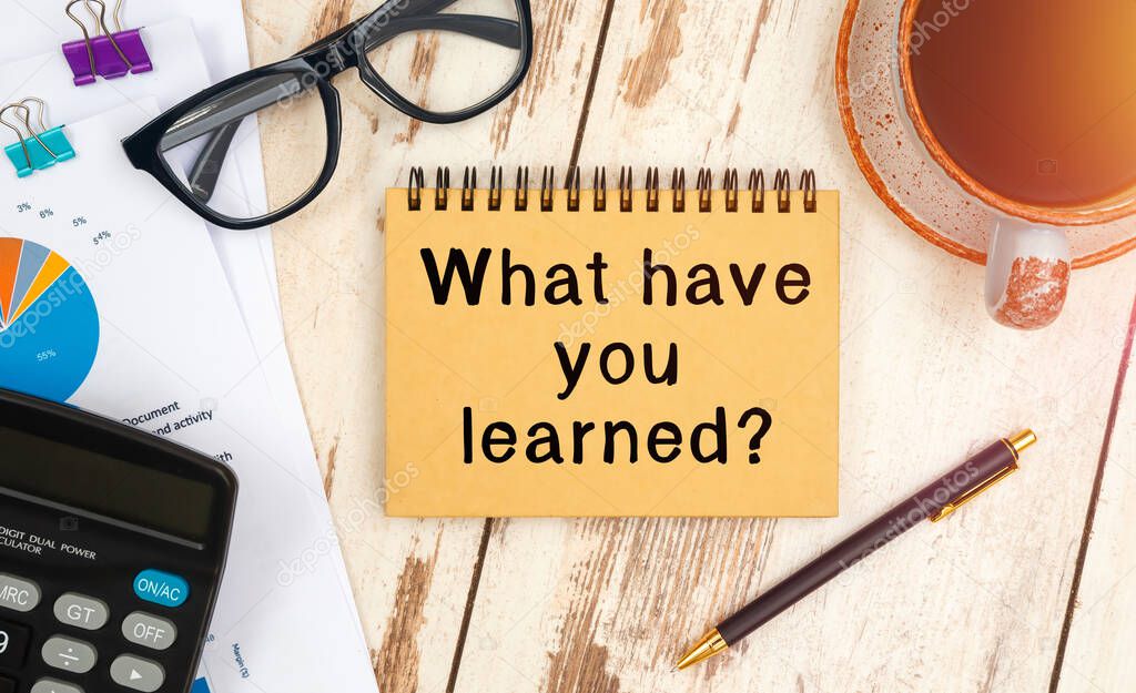 Cuaderno con el texto Qué has aprendido en la mesa de la oficina ...
