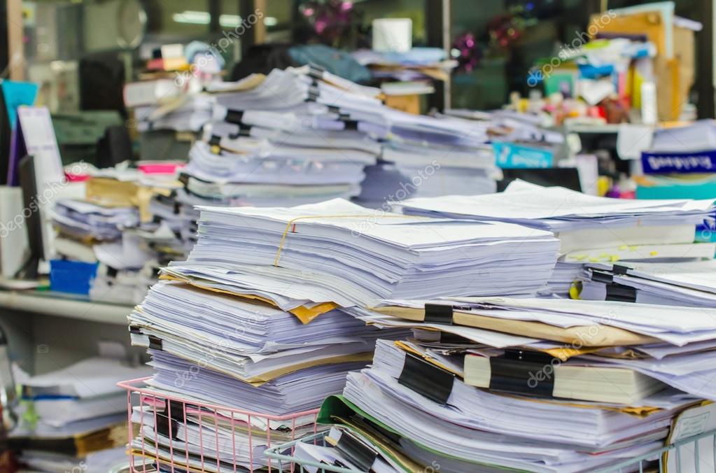 Montón de documentos en el escritorio se apilan a la espera de ser ...
