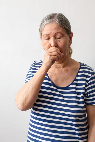 Una anciana, una señora de pelo gris de los años 60 con un vestido ...