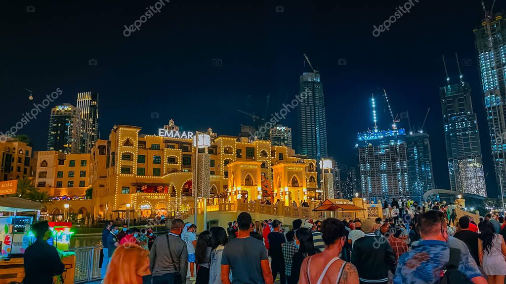 Dubai, Emiratos rabes Unidos- 1 de enero de 2021: Los turistas disfrutan de las vistas fuera de ...