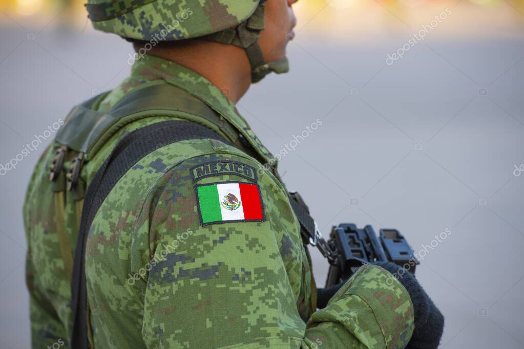 Levantando Bandera Guardia de Honor en Zócalo frente a Catedral ...