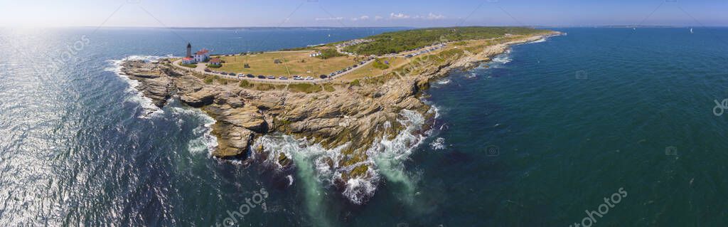 Faro Beavertail en Beavertail State Park vista aérea en verano ...