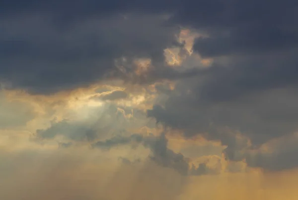 구름을 통과하는 햇빛 Stock Photos, Royalty Free 구름을 통과하는 햇빛 Images | Depositphotos