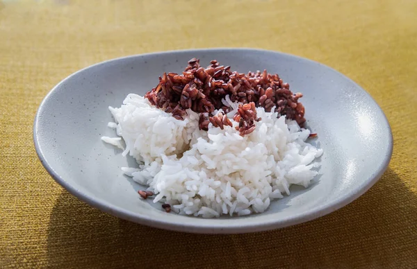 Arroz cozido de riceberry Stockfotografier, royaltyfria Arroz cozido de ...
