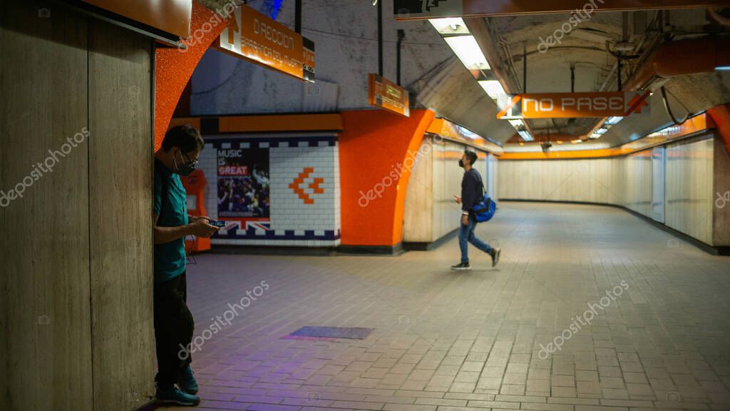 Gente caminando por los pasillos del metro de la Ciudad de M xico 2024