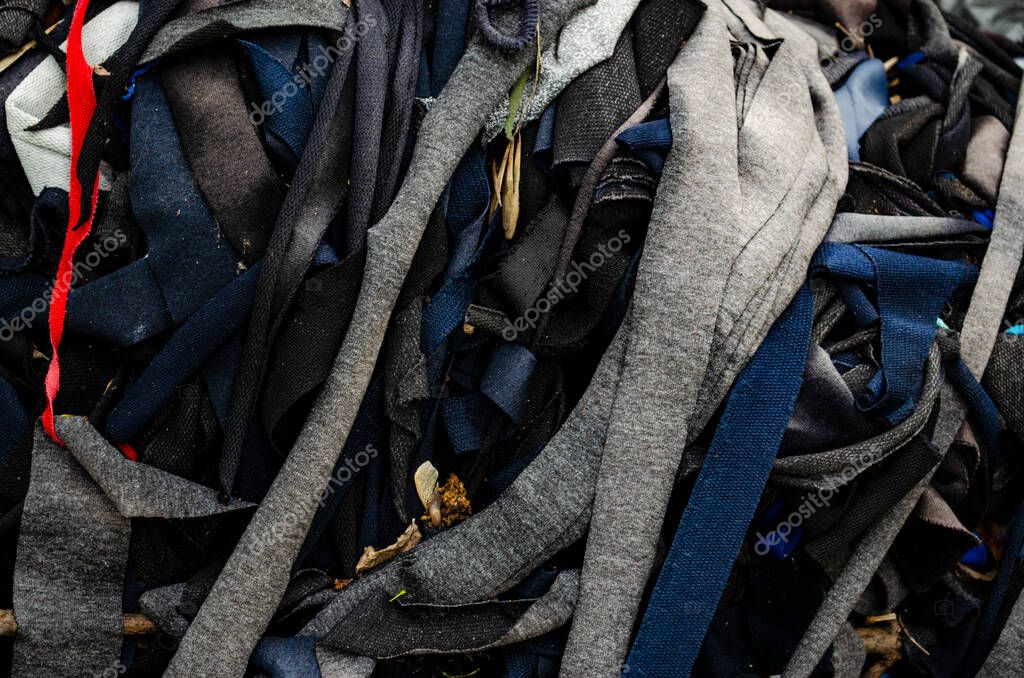 Collage de varias sobras textiles. La producción de artículos de moda ...