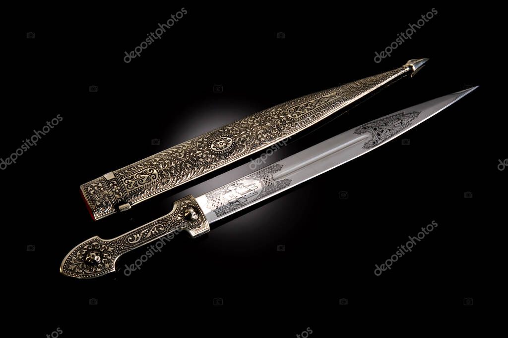 daga de plata coleccionable con vaina en negro. Armas de lujo con ...