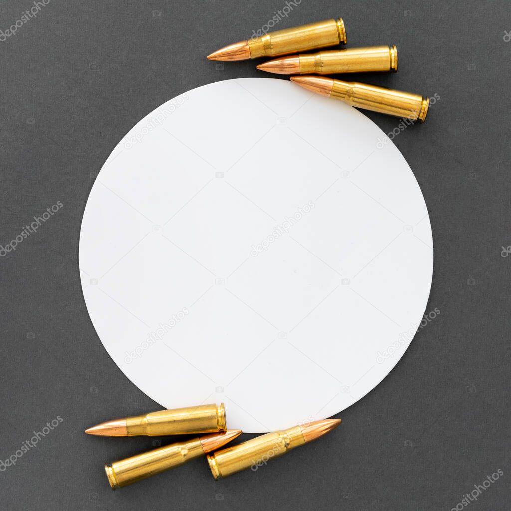Balas en círculo blanco sobre fondo de papel gris. Cartuchos calibre 7. ...