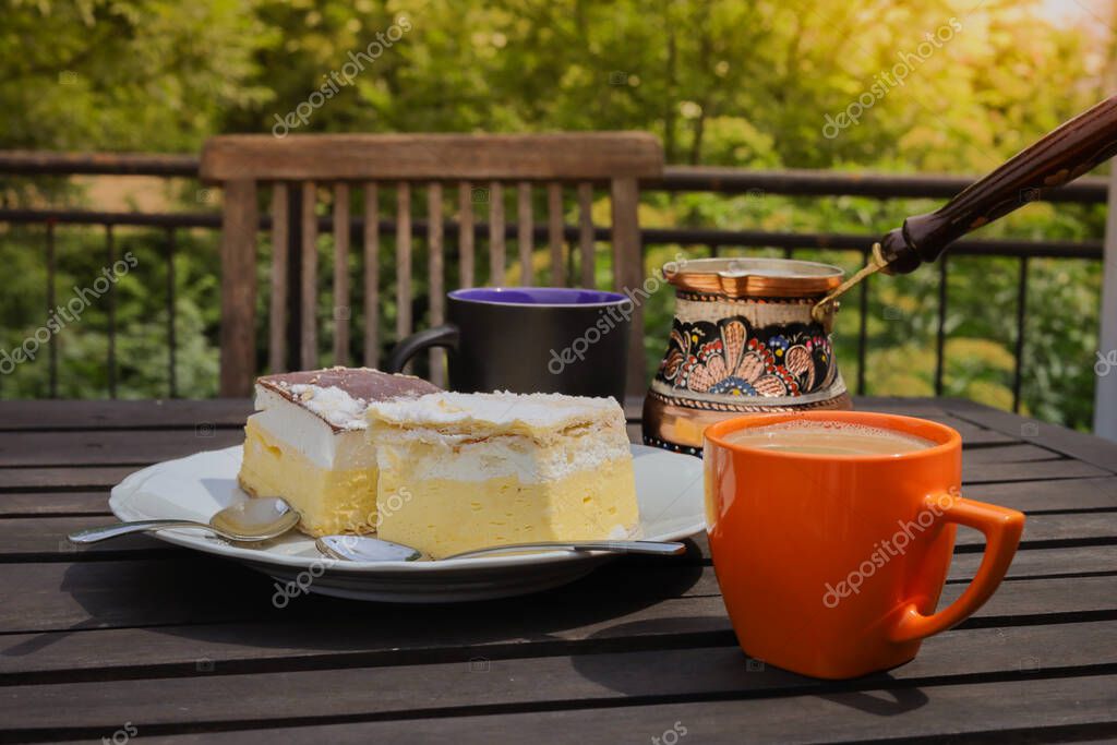 Desayuno rústico. Mesa de centro de madera con tazas de café, cezve ...