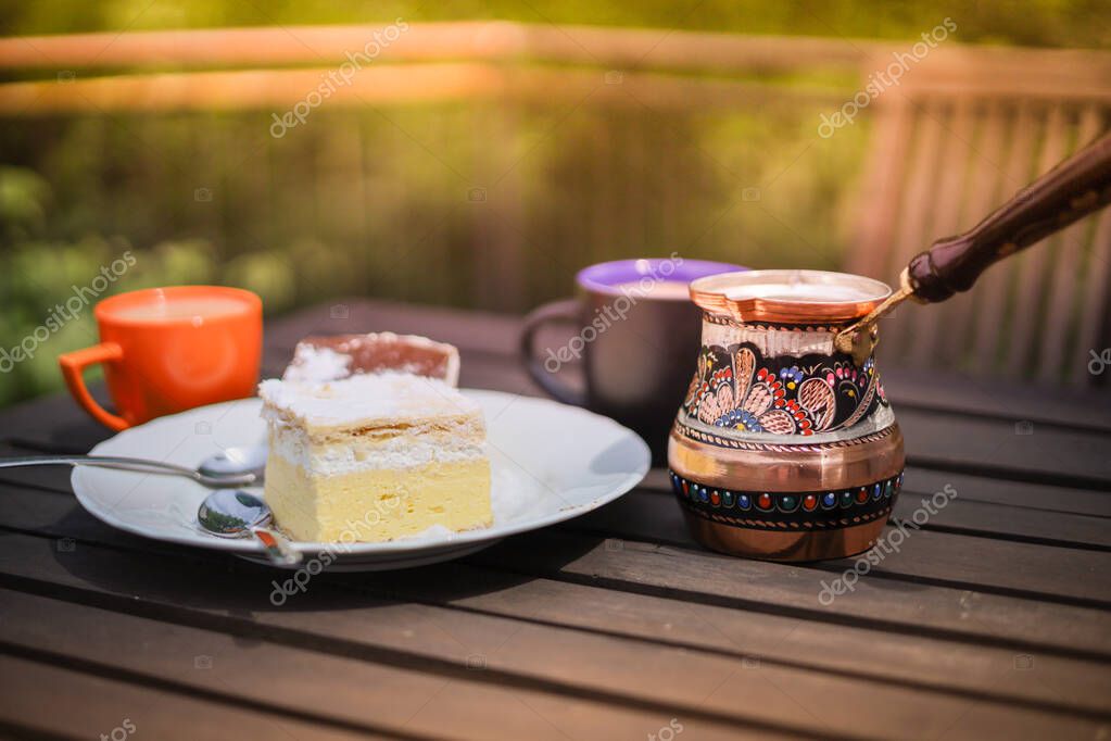Desayuno rústico. Mesa de centro de madera con tazas de café, cezve ...
