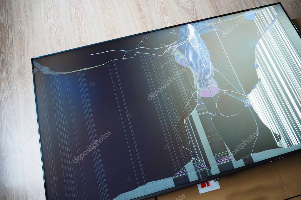 Matriz de TV led rota. Daño a la pantalla de un televisor moderno como ...