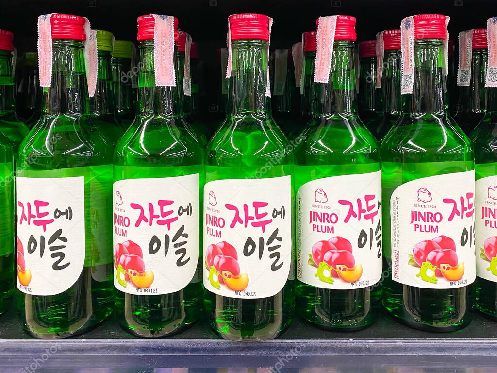Bangkok Tailandia - 05 ago 2021: Muchos sabor de Soju en el estante para la venta en el ...