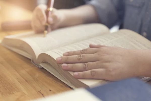 Imágenes de Lectura de manos, fotos de Lectura de manos sin royalties ...