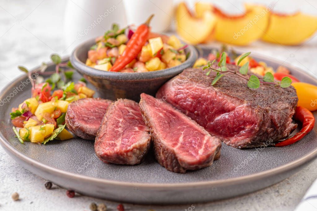 Carne de res frita con salsa de melocotón, tomate y chile. Filete frito ...